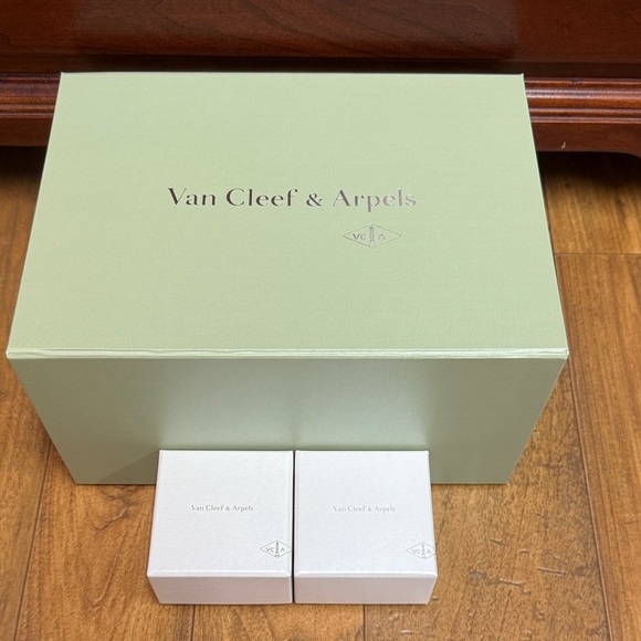 Van Cleef & Arpels | Jewelry | Van Cleef Arpels Soft Green Box Set ...